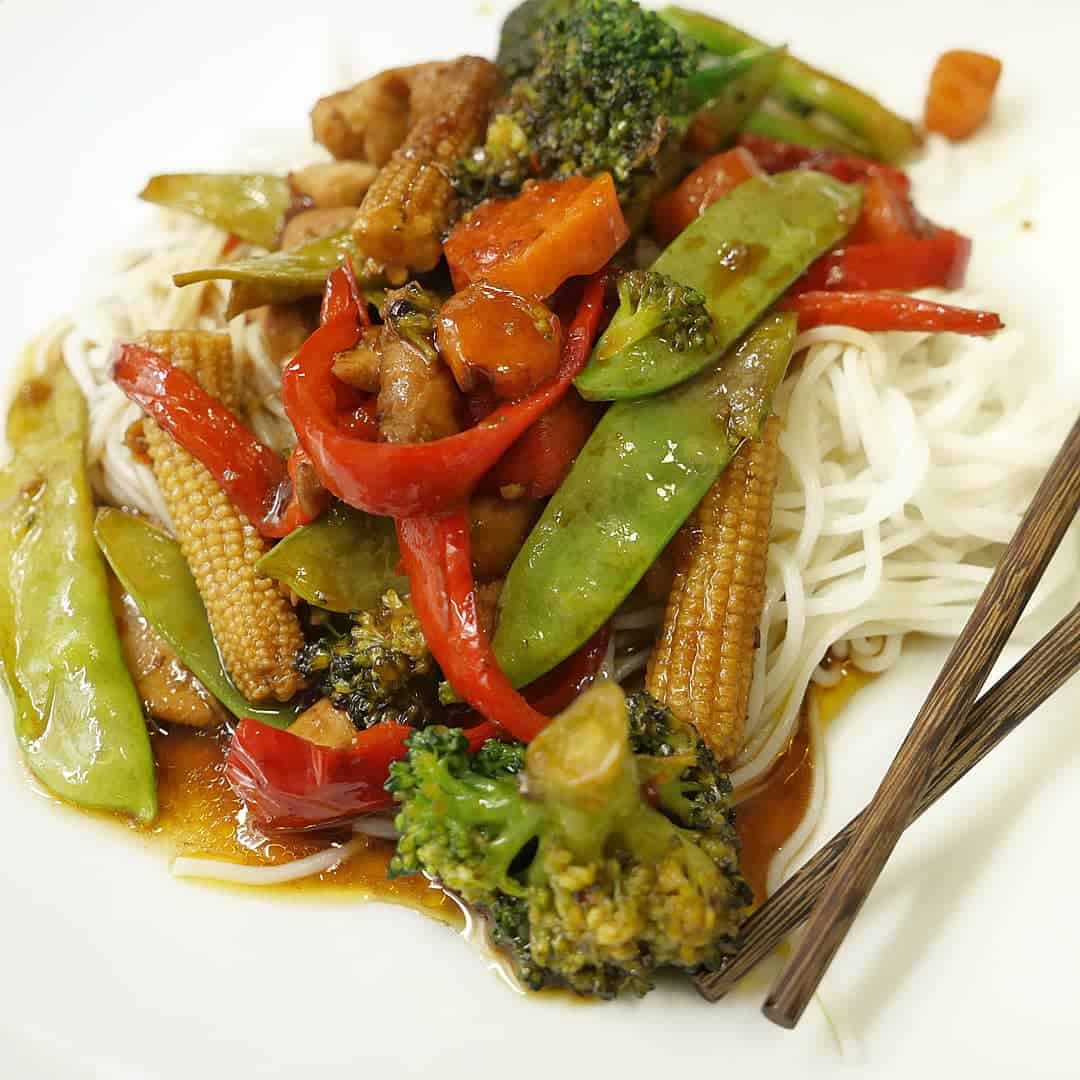 Kycklingwok med risnudlar - Matinspo.se