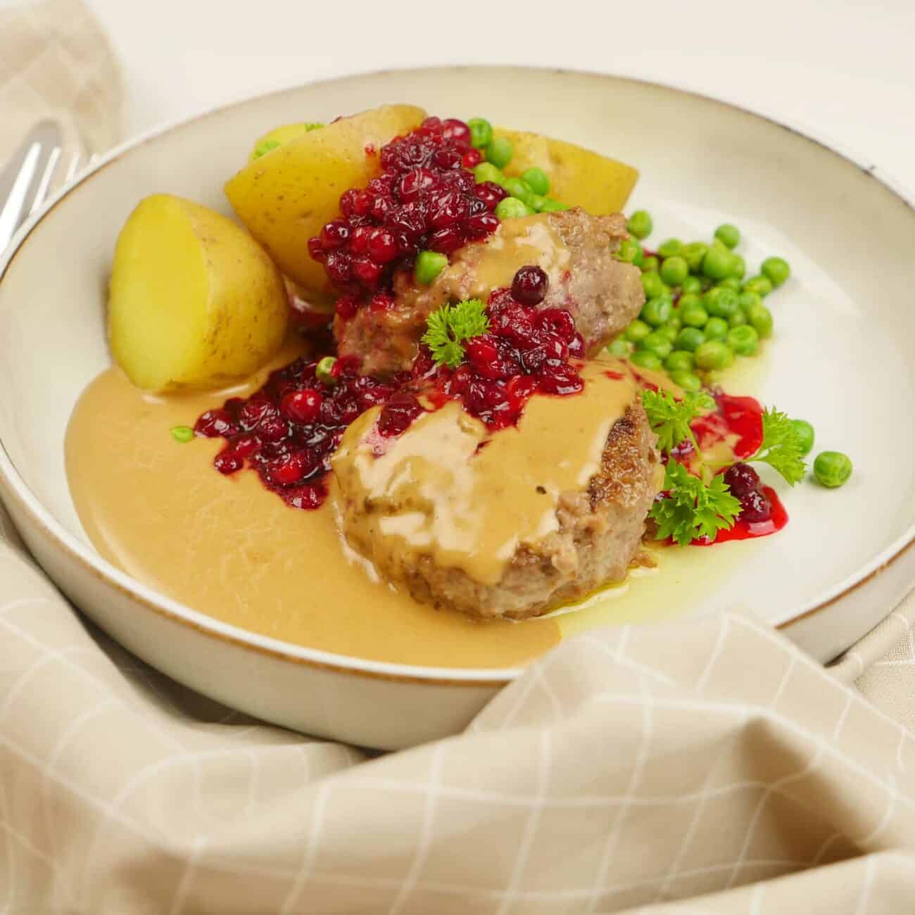 Saftiga pannbiffar med rårörda lingon, potatis och brunsås - Matinspo.se
