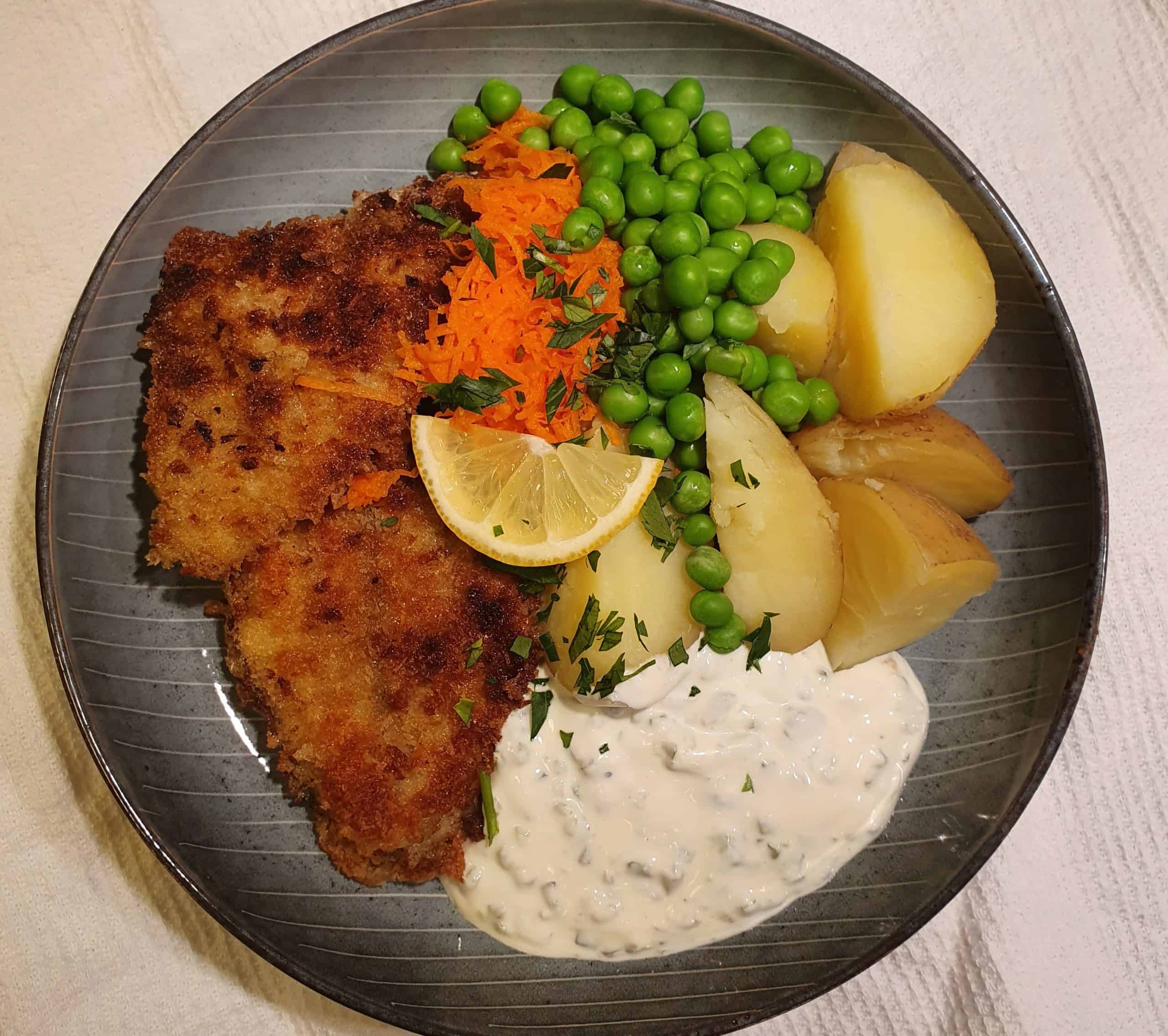 Panerad rödspätta med kokt potatis, ärtor och remouladsås - Matinspo.se