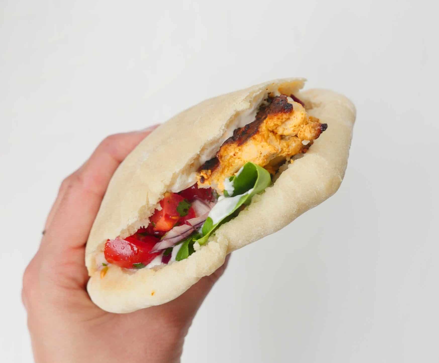 Kycklingkebab i hemmagjort pitabröd - Matinspo.se