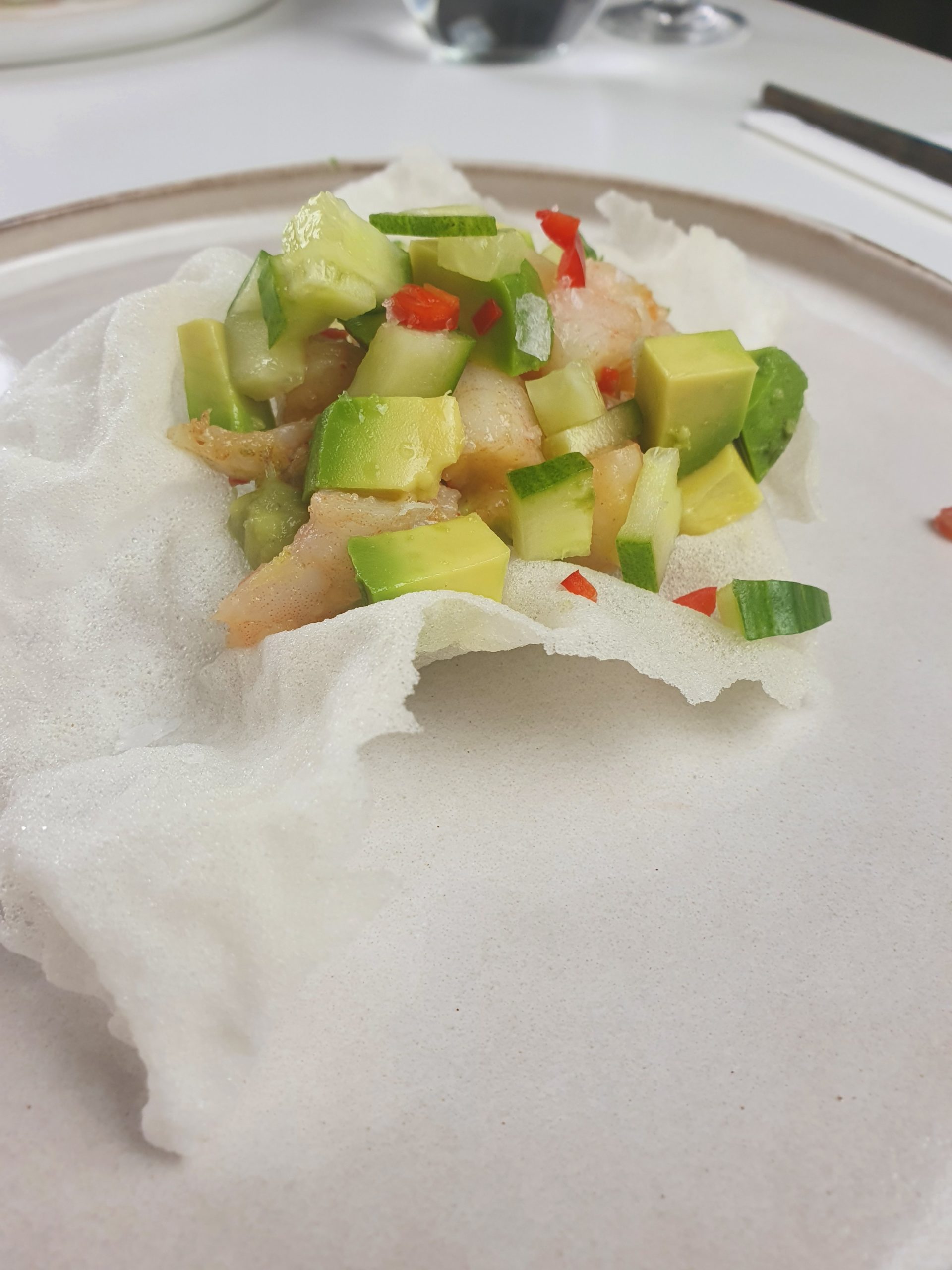 Räktartar med avokadokräm i friterat rispapper - Matinspo.se