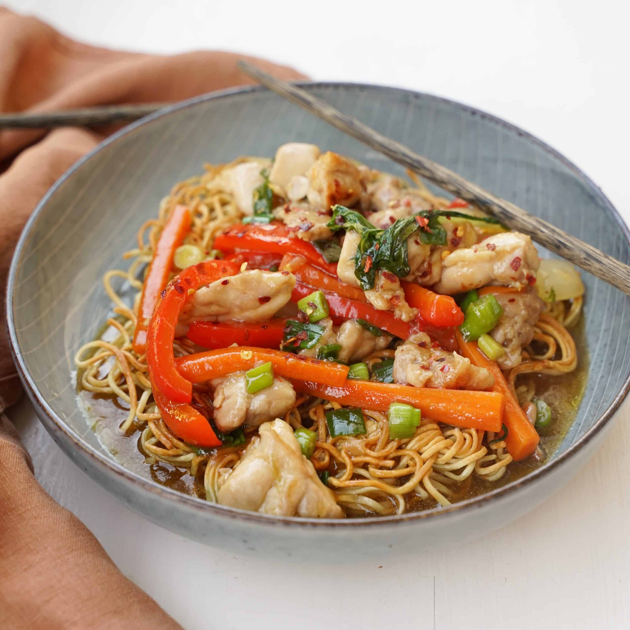 Kycklingwok med krispiga nudlar - Matinspo.se