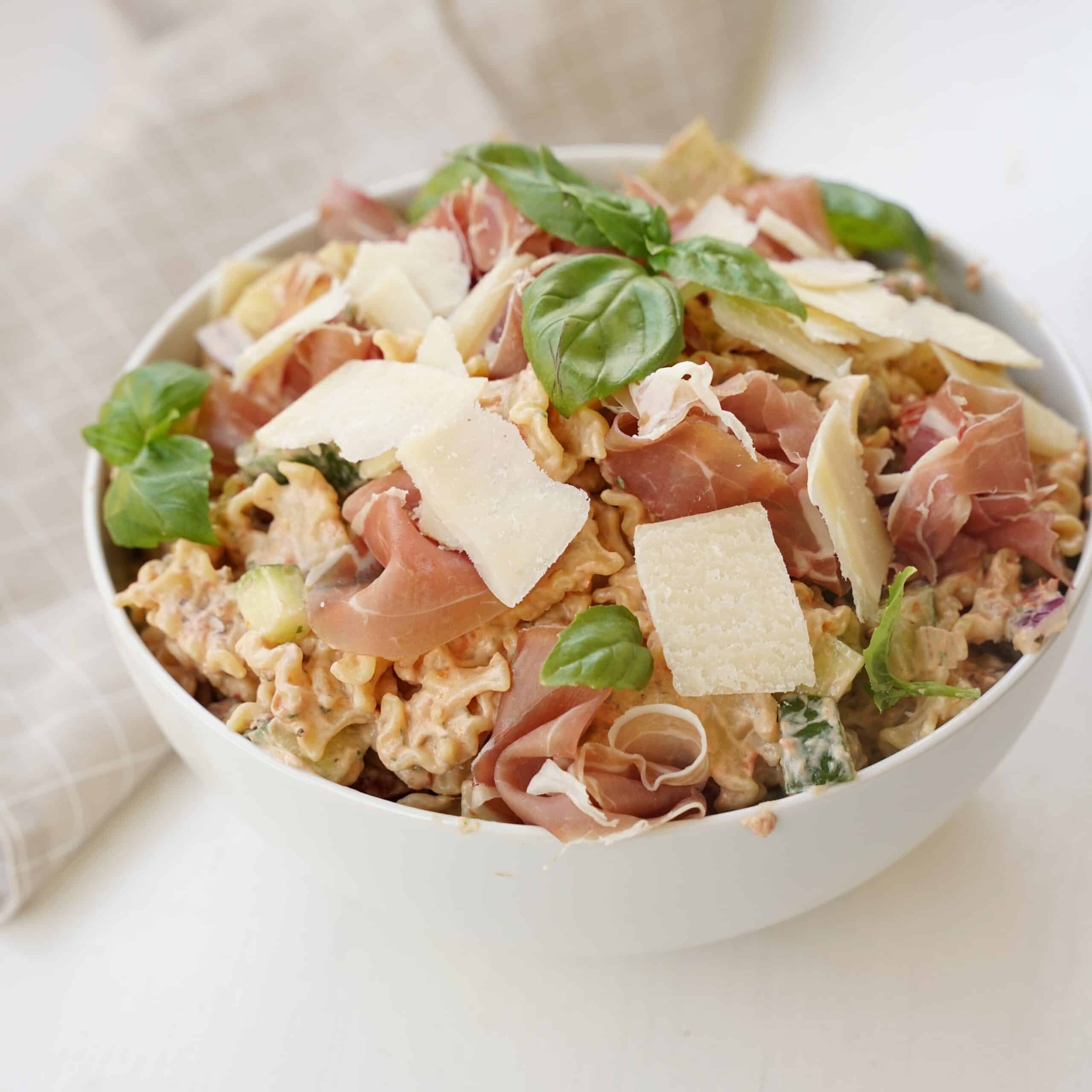 Krämig Italiensk pastasallad med soltorkadtomatröra - Matinspo.se