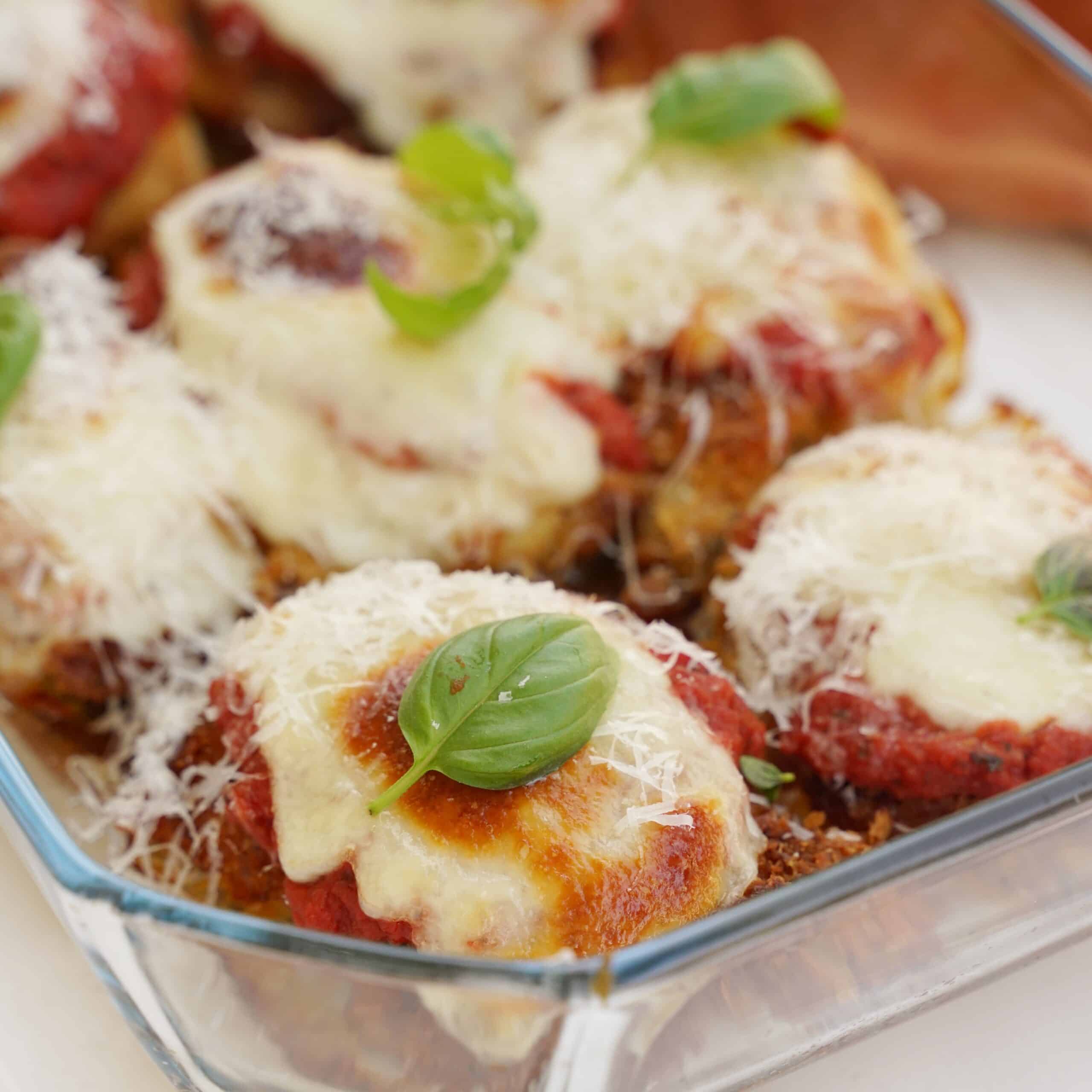 Chicken parmigiana - parmesanpanerad kyckling med tomatsås och ...