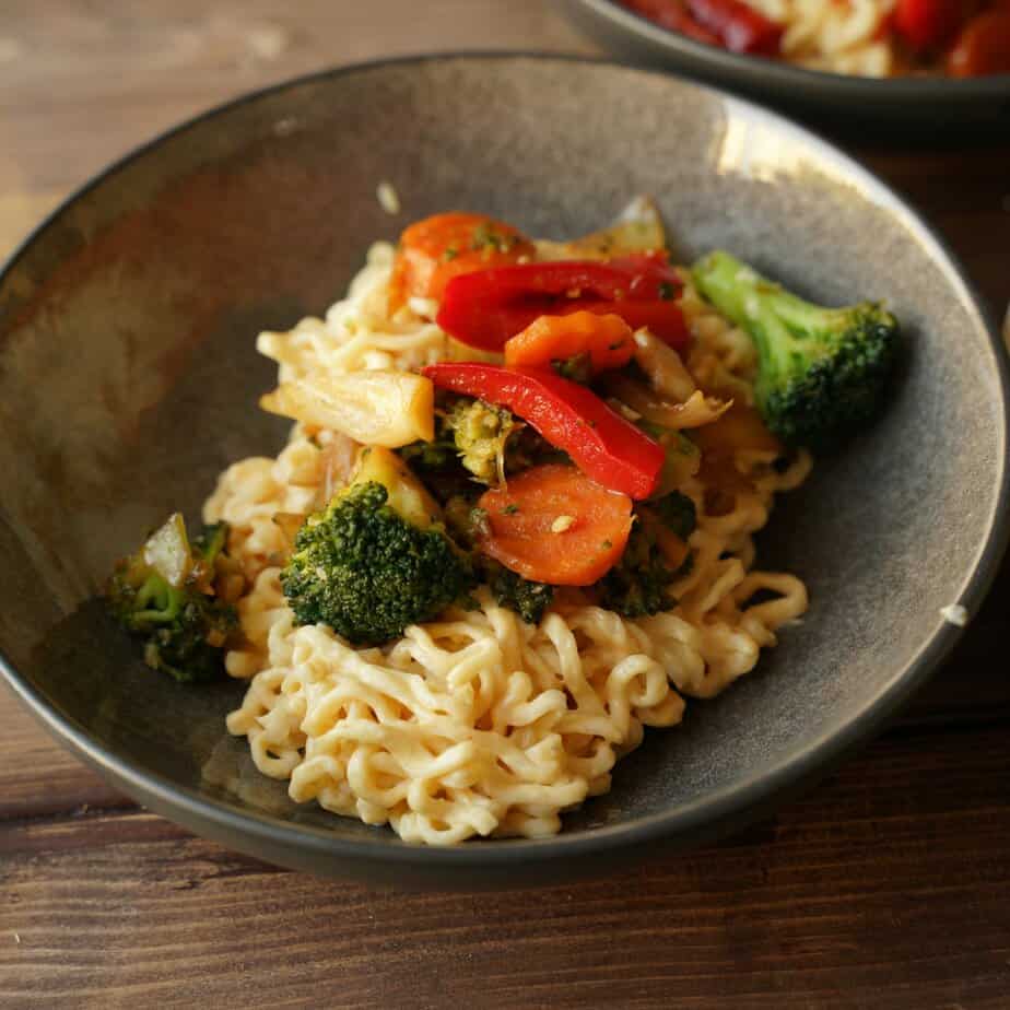 Krämiga nudlar med wokade grönsaker - Matinspo.se