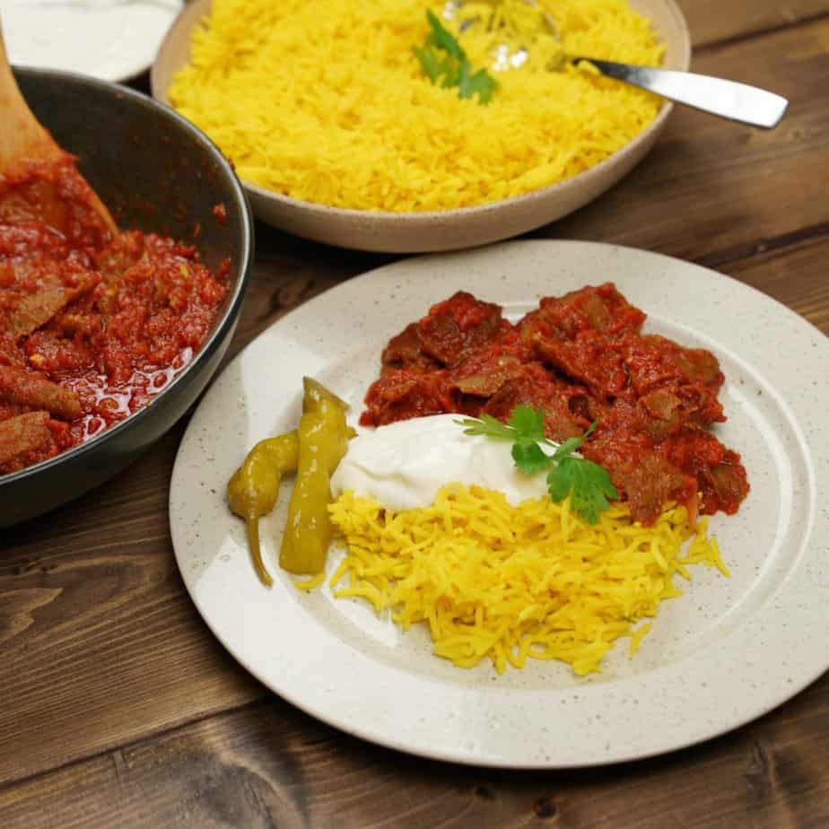 Kebabgryta med gult ris och vitlökssås - Matinspo.se