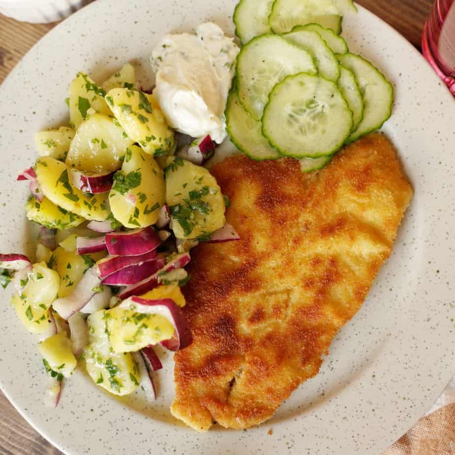 Frasigt panerad fisk med syrlig potatisallad - Matinspo.se