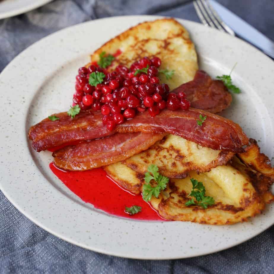 Raggmunk med rårörda lingon och stekfläsk - Matinspo.se