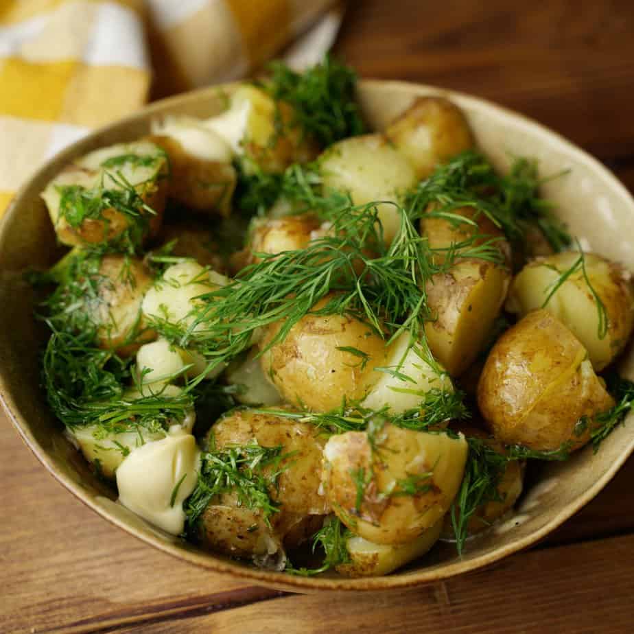 Färskpotatis med syrlig vinägrett och smör - Matinspo.se